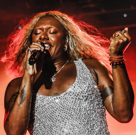 Liniker celebra sucesso do álbum “CAJU” com show especial no festival ...